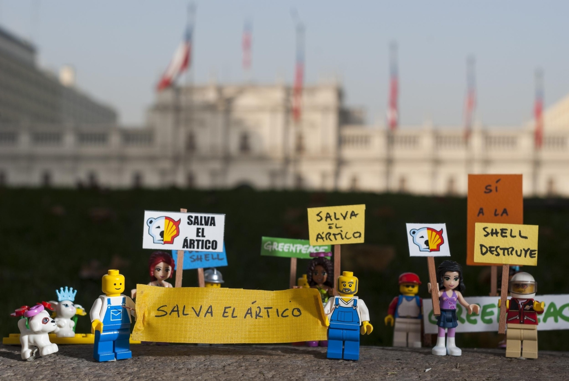 Fotos: Greenpeace usa peças de Lego em protesto contra Shell - 06/07 ...