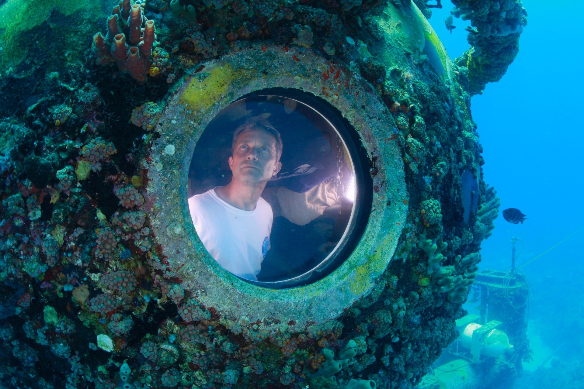 Oceanógrafo francês volta à superfície após passar 31 dias submerso ...