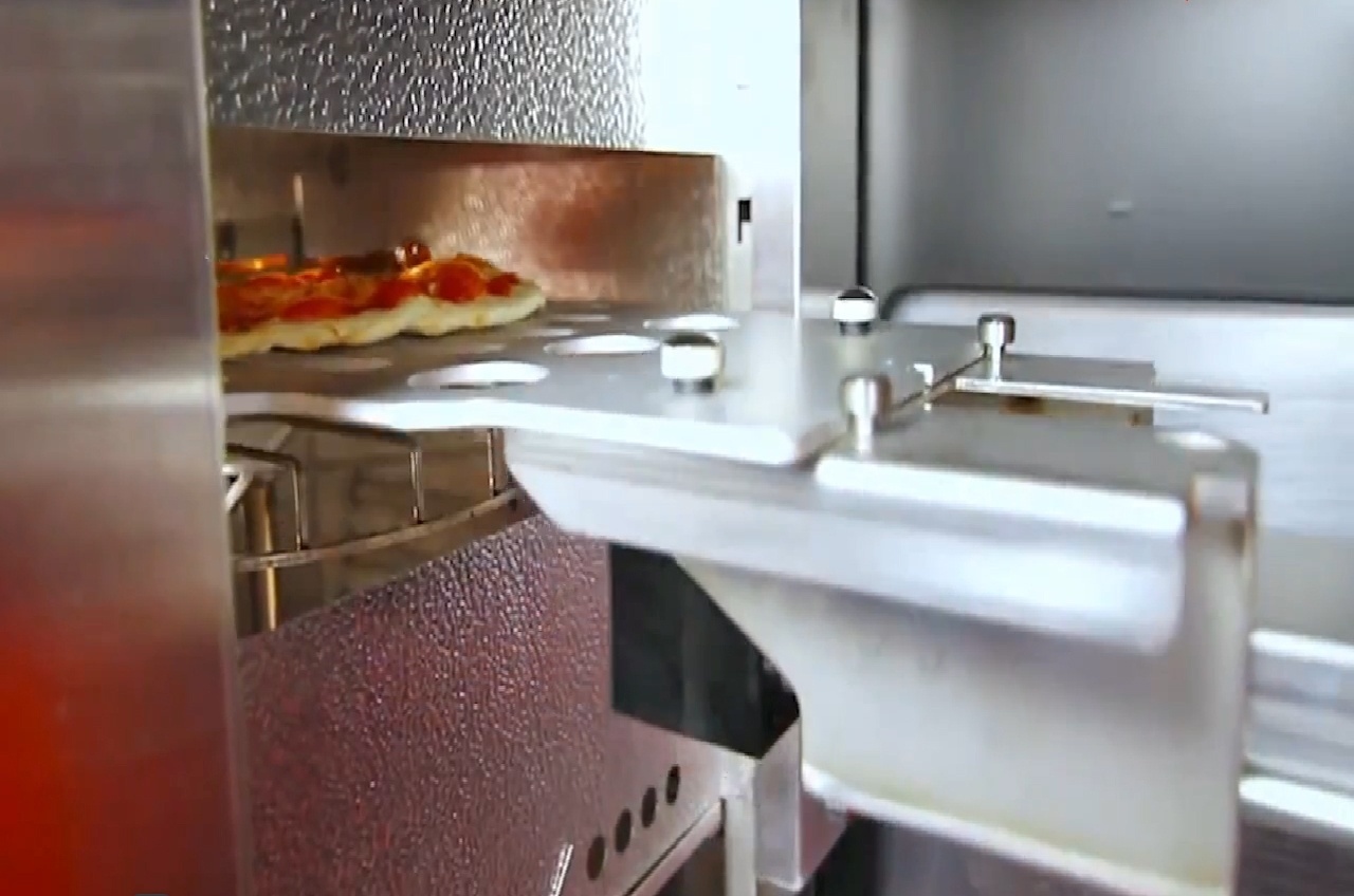 Máquina automática em posto de gasolina de SP faz pizza em 2min30s - 10 ...
