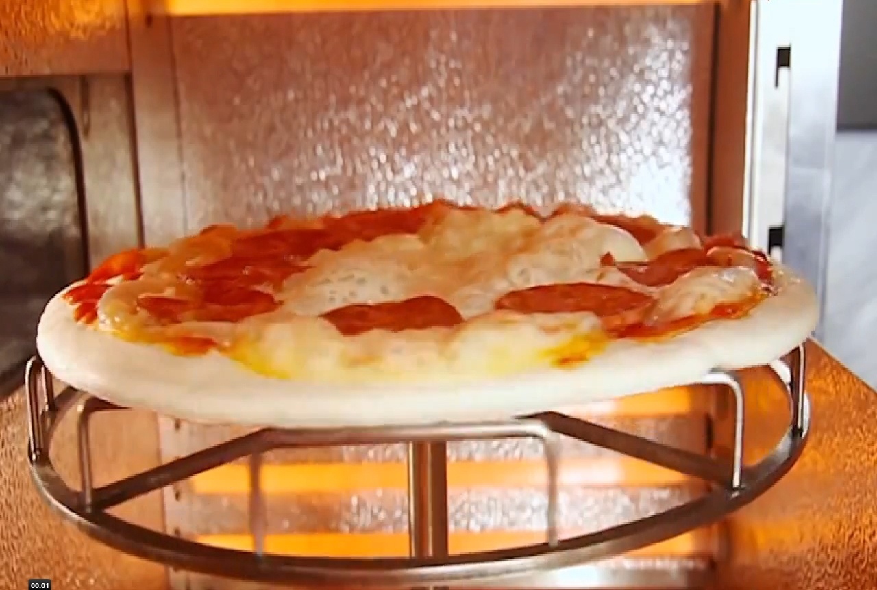 Máquina automática em posto de gasolina de SP faz pizza em 2min30s - 10 ...