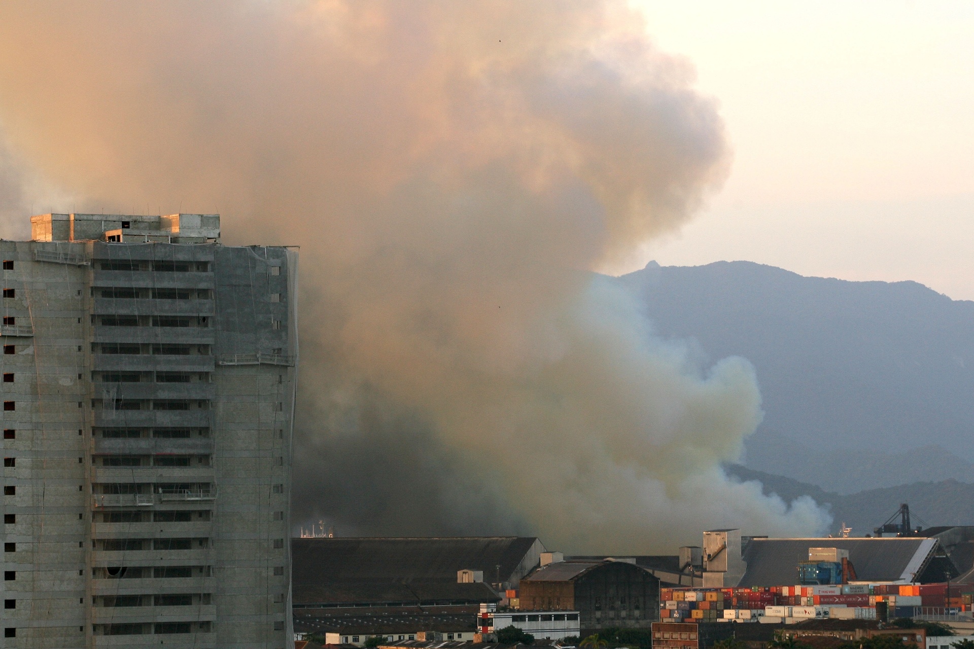Incêndio no Porto de Santos atinge terminal açucareiro; não há vítimas ...
