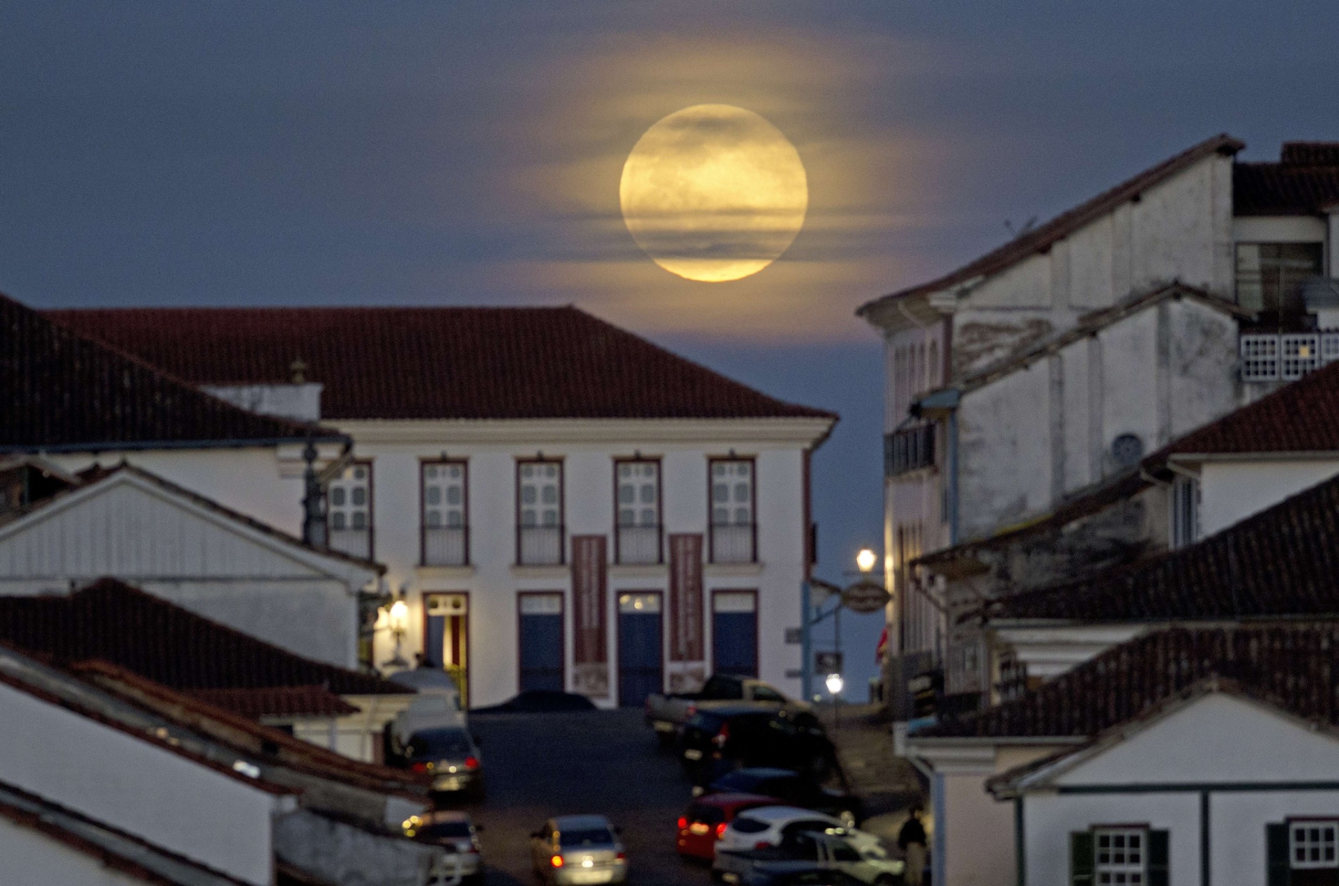 Fotos: Fenômeno da Superlua - 12/07/2014 - UOL Notícias