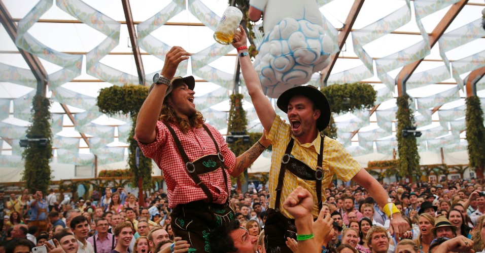 Multidão e litros de cerveja marcam a Oktoberfest em Munique - Fotos ...