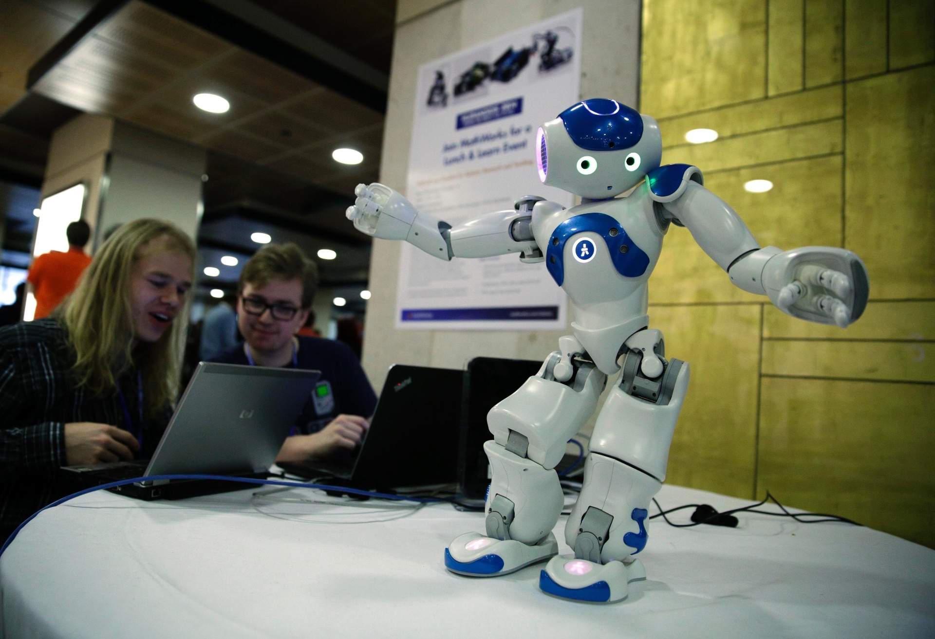 Fotos: Humanos e robôs cara a cara em feira na Espanha - 19/11/2014 ...