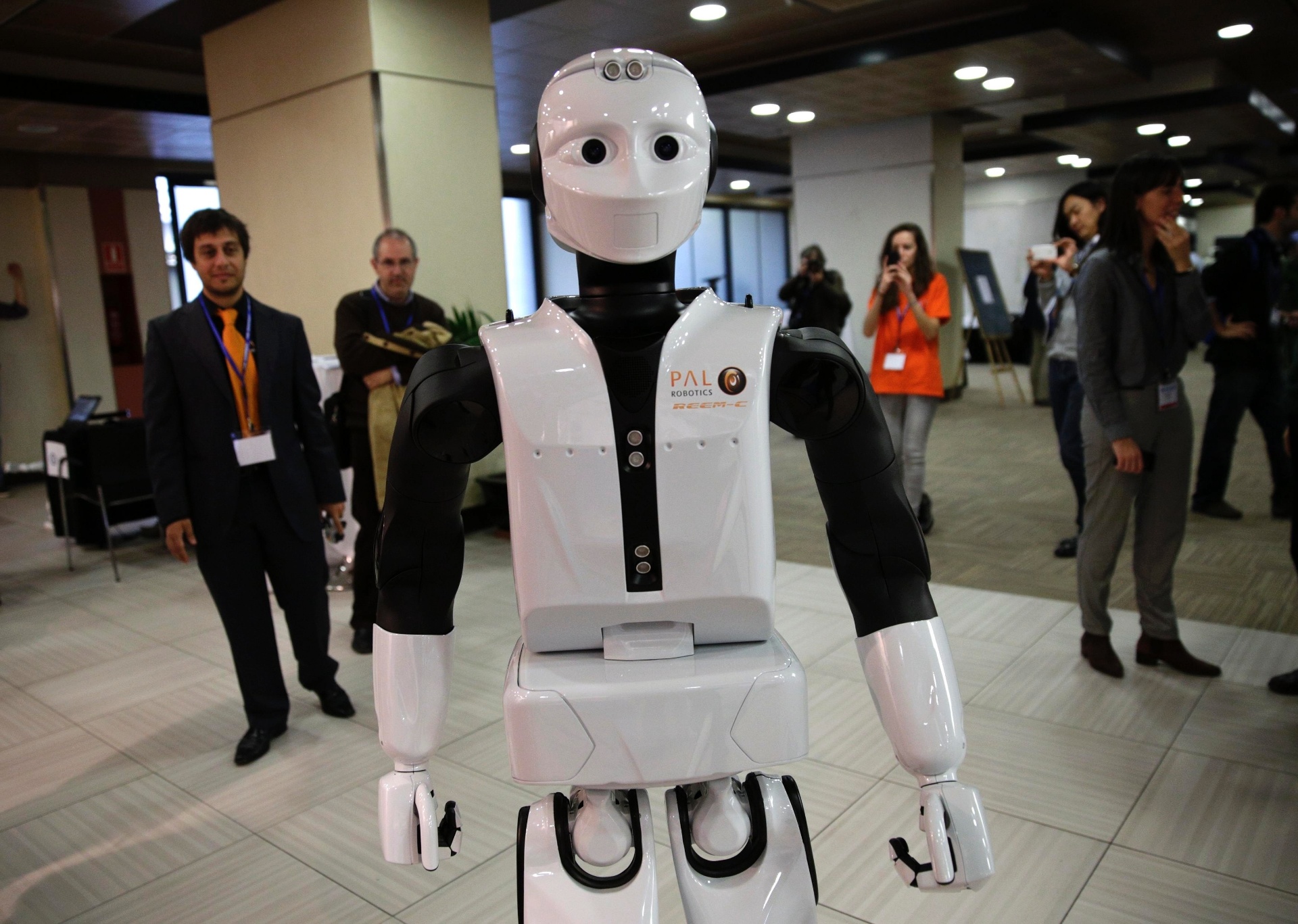 Fotos: Humanos e robôs cara a cara em feira na Espanha - 19/11/2014 ...
