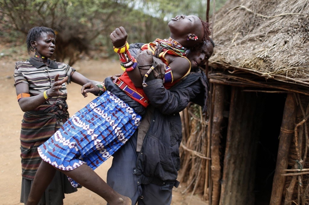Fotos: Meninas da etnia Pokot passam por ritual de maioridade e já saem ...