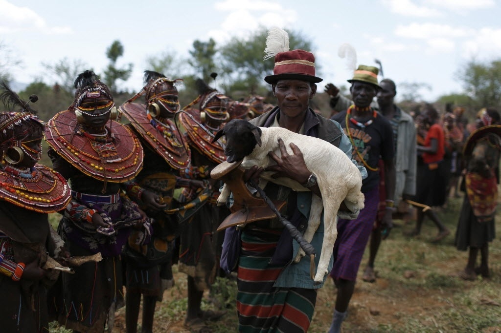 Fotos: Meninas da etnia Pokot passam por ritual de maioridade e já saem ...