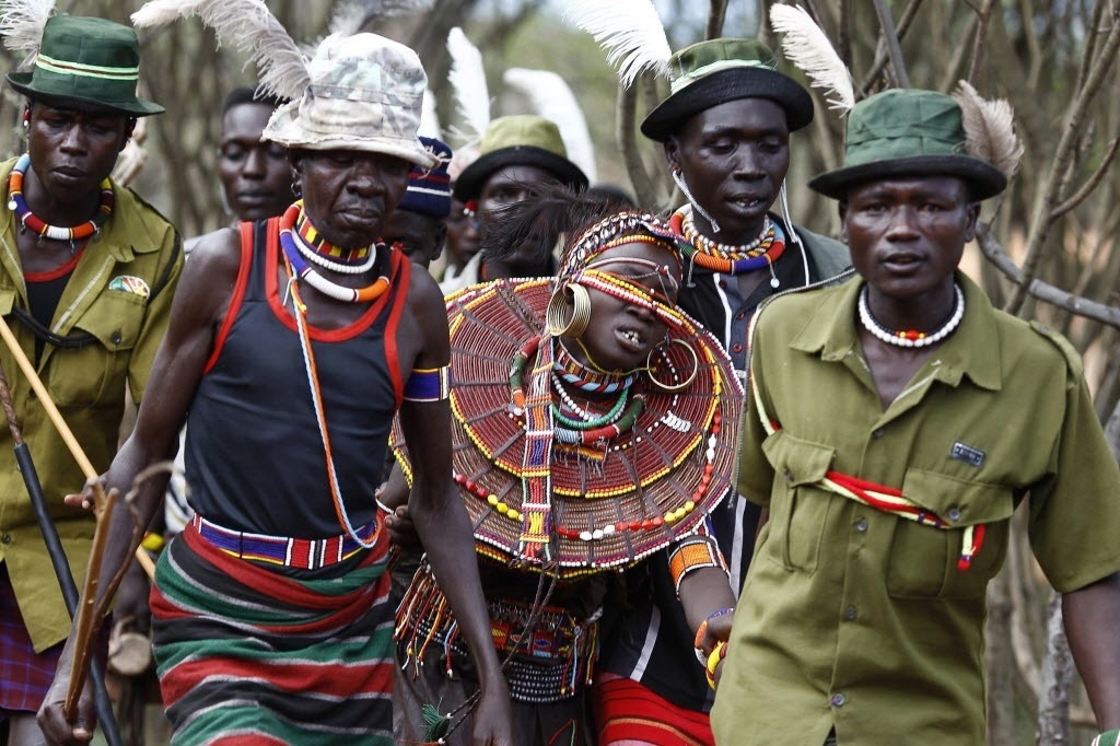 Fotos: Meninas da etnia Pokot passam por ritual de maioridade e já saem ...