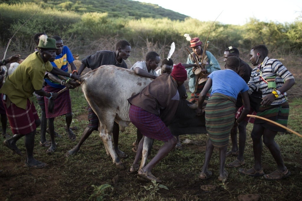 Fotos: Meninas da etnia Pokot passam por ritual de maioridade e já saem ...