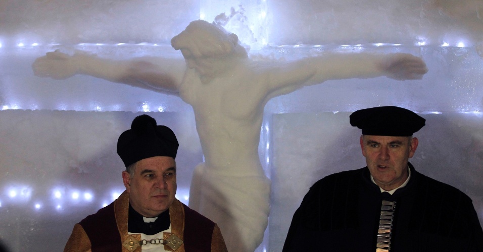 Igreja de gelo é inaugurada na Romênia - Fotos - UOL Notícias