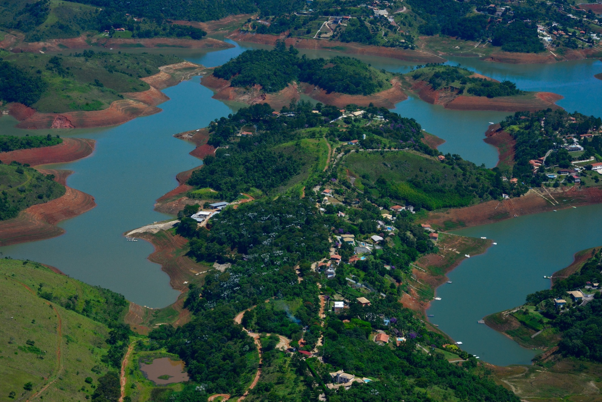 Fotos: Estiagem: imagens aéreas exibem seca nas represas brasileiras ...