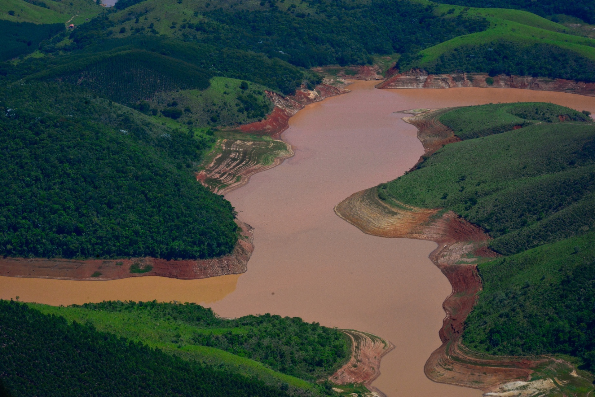 Fotos: Estiagem: imagens aéreas exibem seca nas represas brasileiras ...