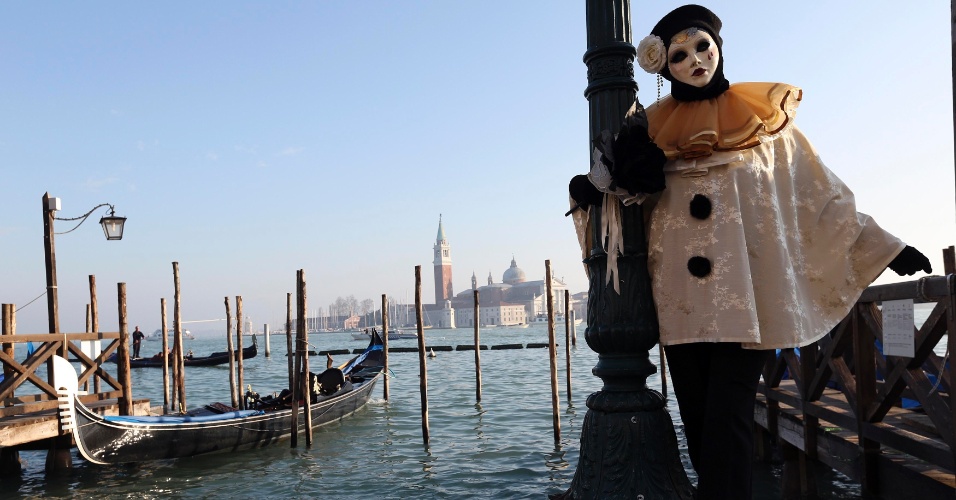 Foliões desfilam mascarados durante Carnaval de Veneza - Fotos - UOL ...