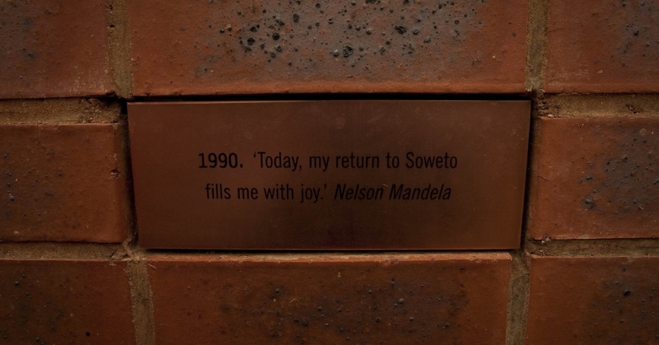 Há 25 anos, Nelson Mandela era libertado da prisão - Fotos - UOL Notícias