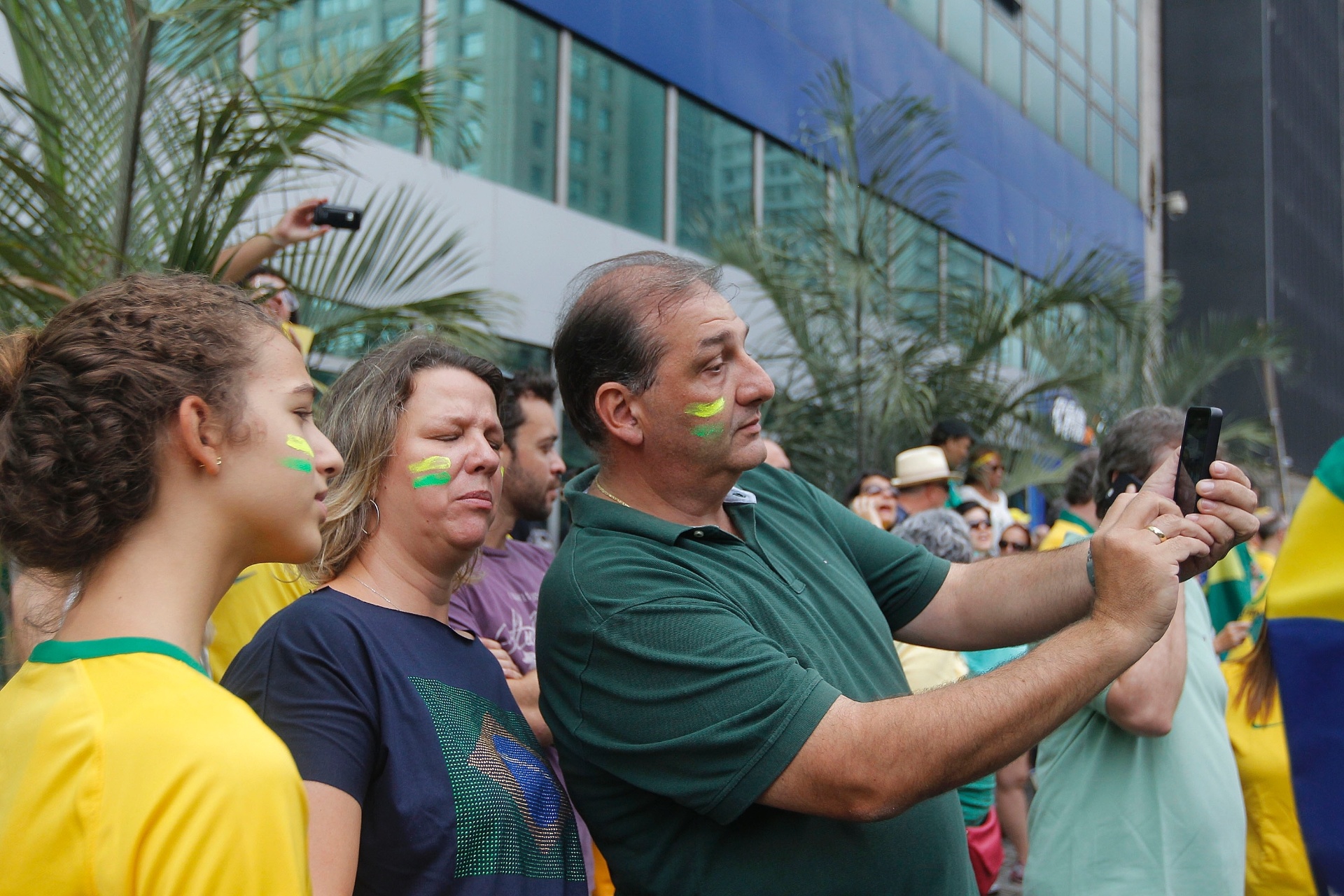 Fotos: Manifestantes aproveitam protestos do dia 15 para tirar "selfies ...