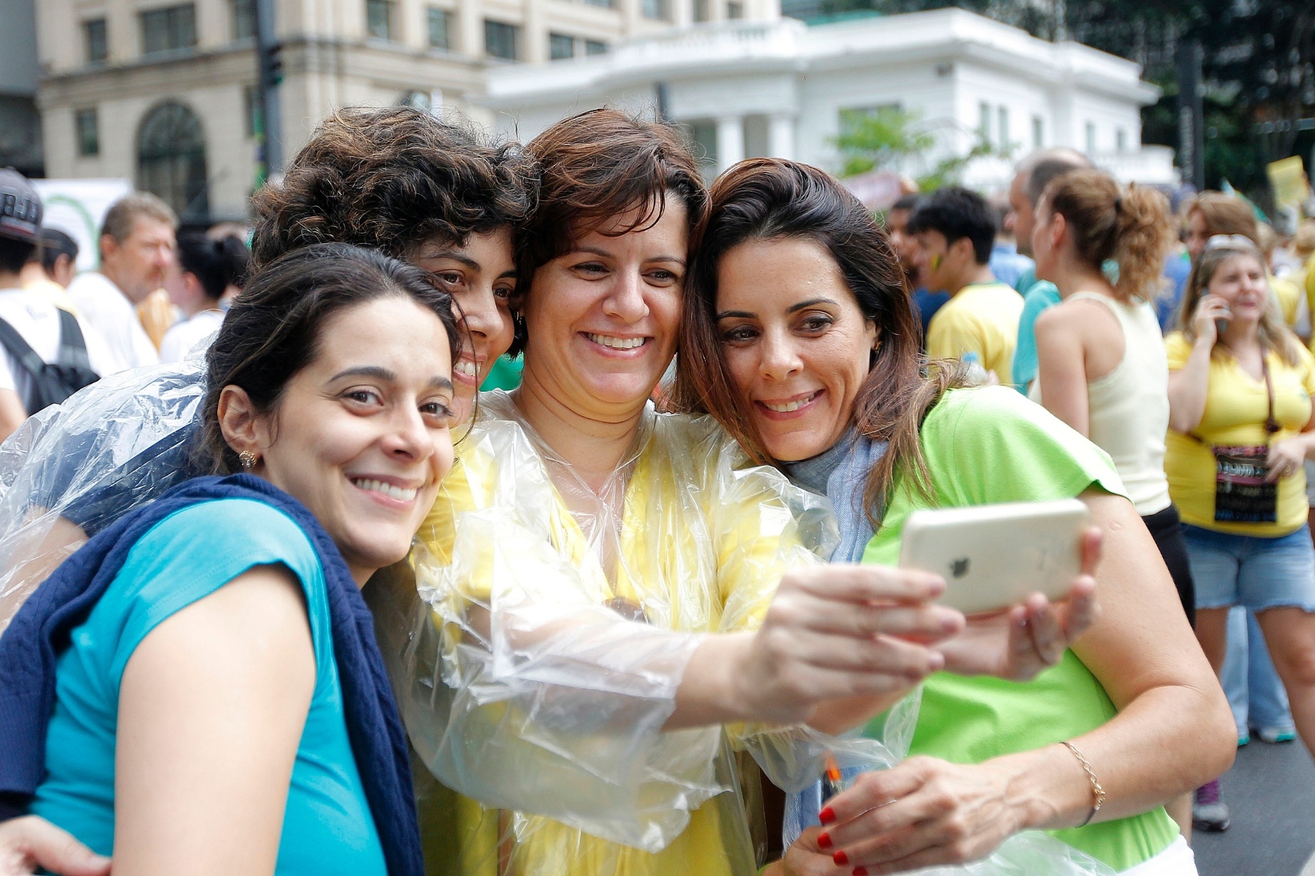 Fotos: Manifestantes aproveitam protestos do dia 15 para tirar "selfies ...
