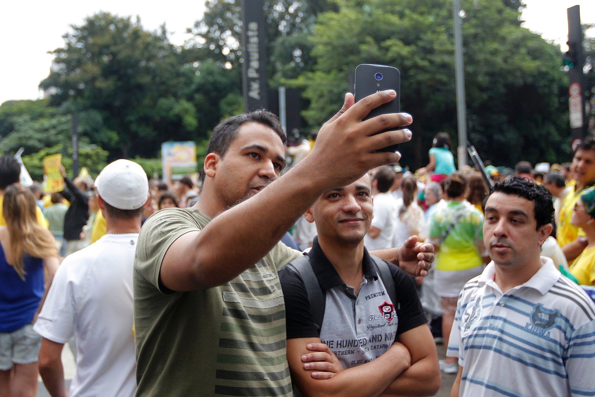 Fotos: Manifestantes aproveitam protestos do dia 15 para tirar "selfies ...