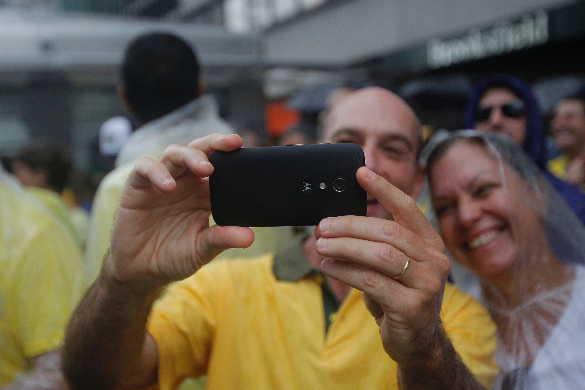 Fotos: Manifestantes aproveitam protestos do dia 15 para tirar "selfies ...