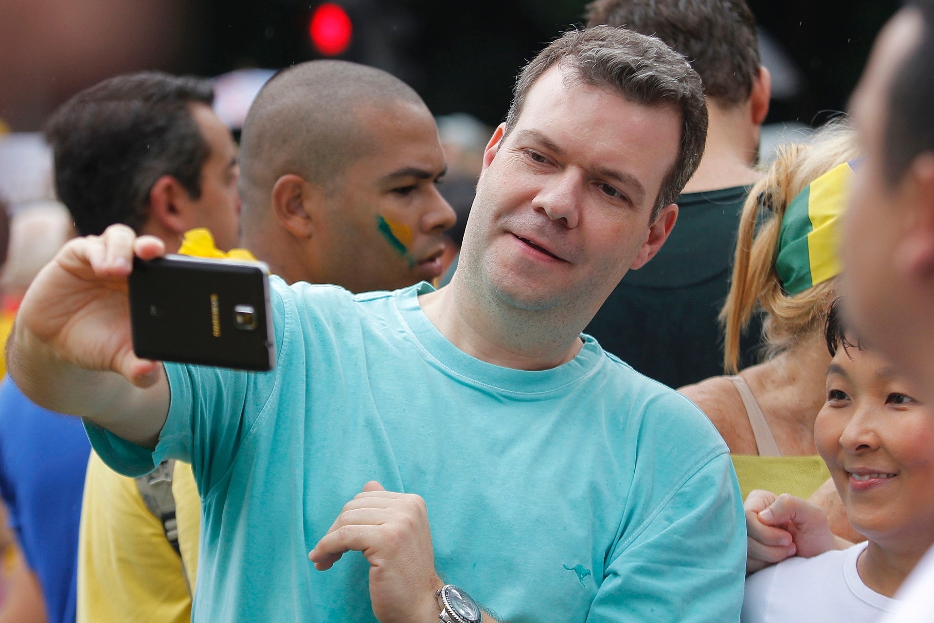 Fotos: Manifestantes aproveitam protestos do dia 15 para tirar "selfies ...