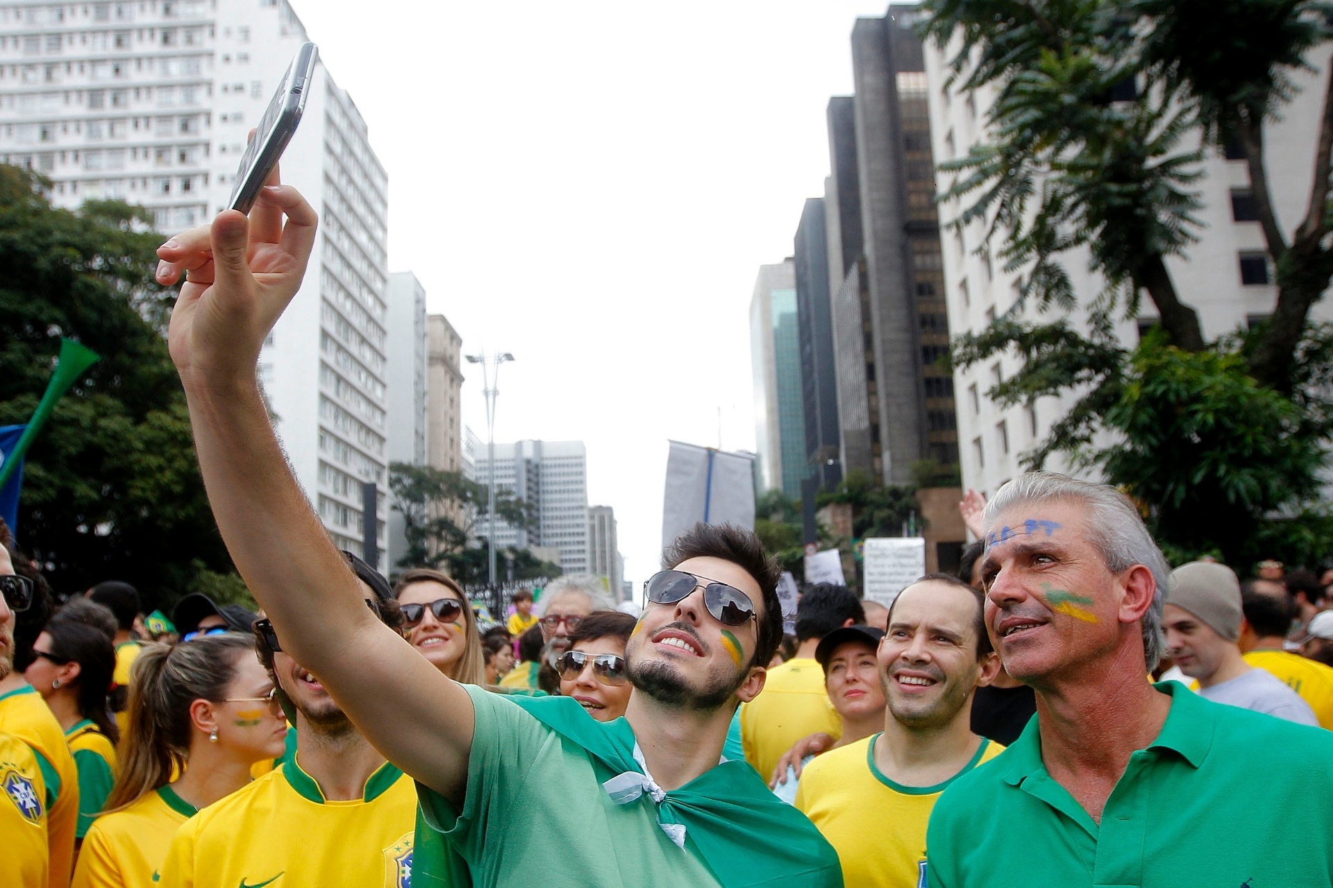 Fotos: Manifestantes aproveitam protestos do dia 15 para tirar "selfies ...