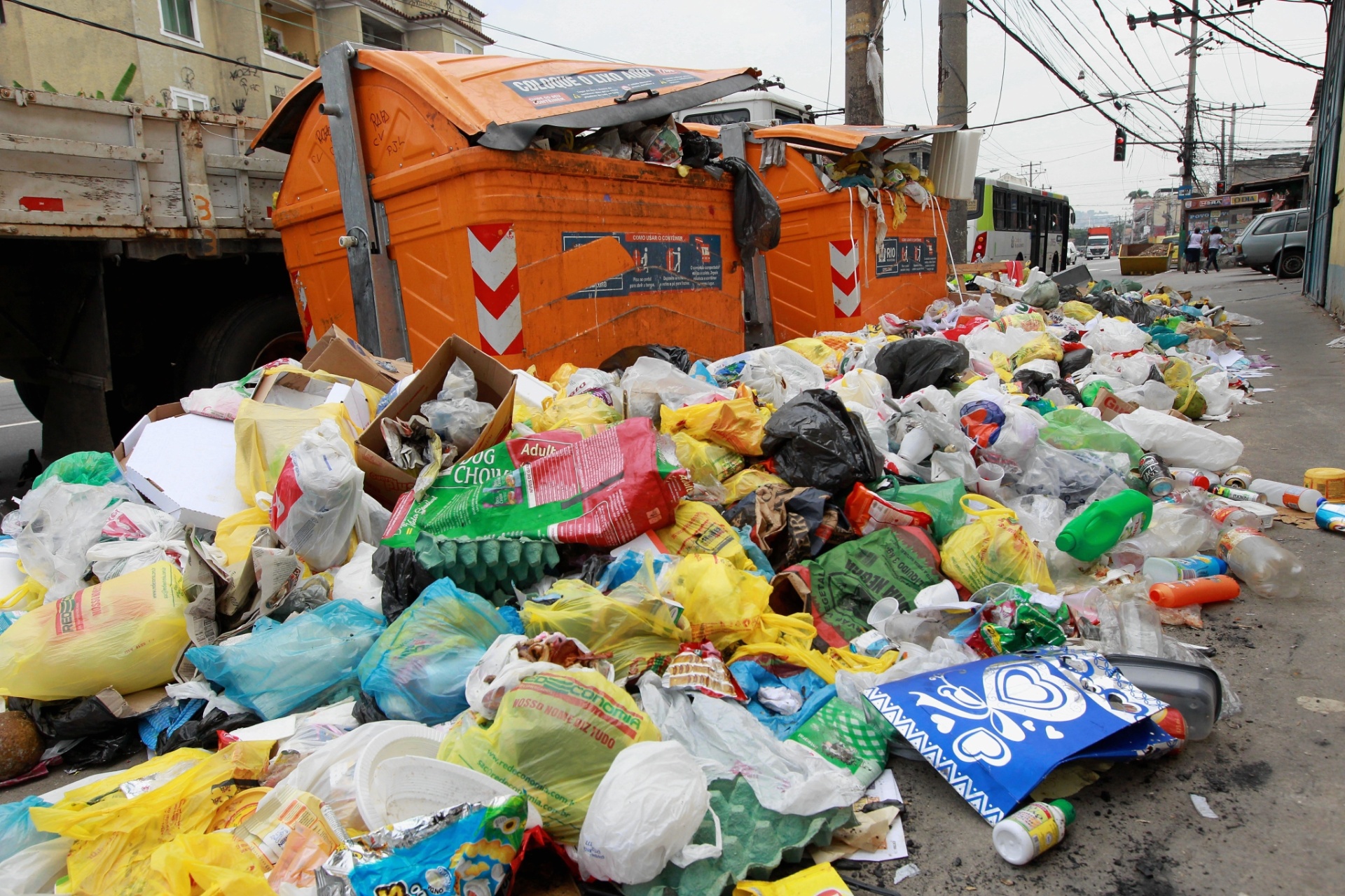 Fotos: Greve de garis deixa lixo acumulado nas ruas do Rio - 13/03/2015 ...