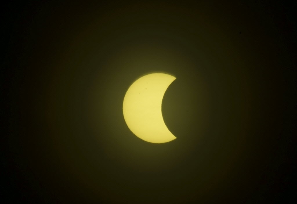 Fotos: Eclipse solar é observado no hemisfério Norte - 20/03/2015 - UOL ...