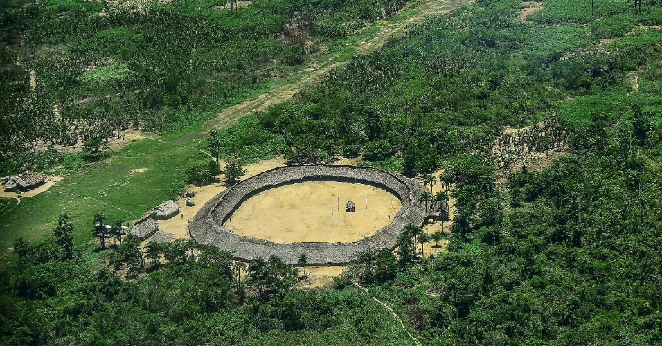 Sangue retirado de índios ianomâmis é enterrado em ritual - Fotos - UOL ...