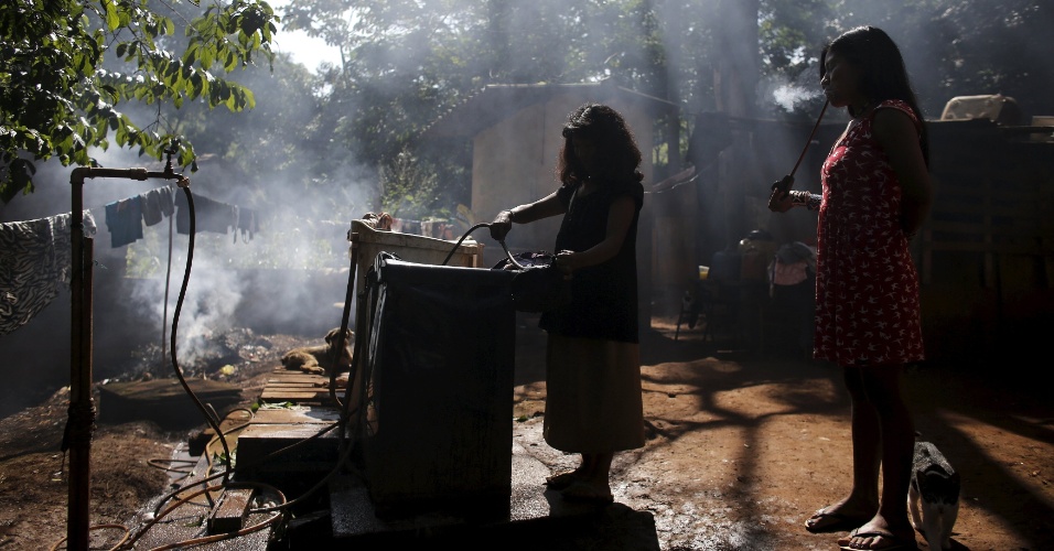 Índios guaranis tentam manter sua cultura em reserva na cidade de SP ...
