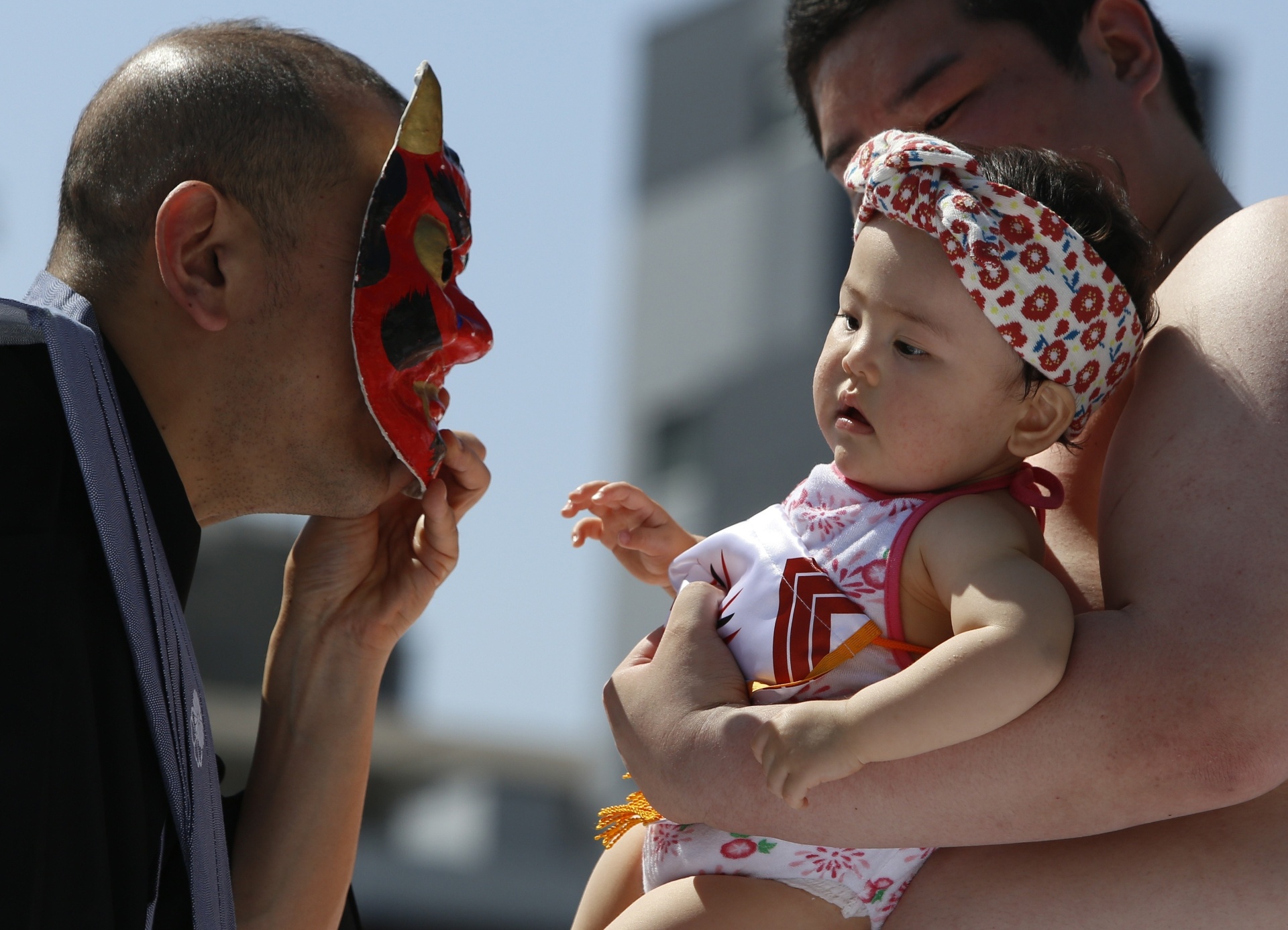 Fotos: Lutadores de sumô amador levam bebês para concurso de choro no ...
