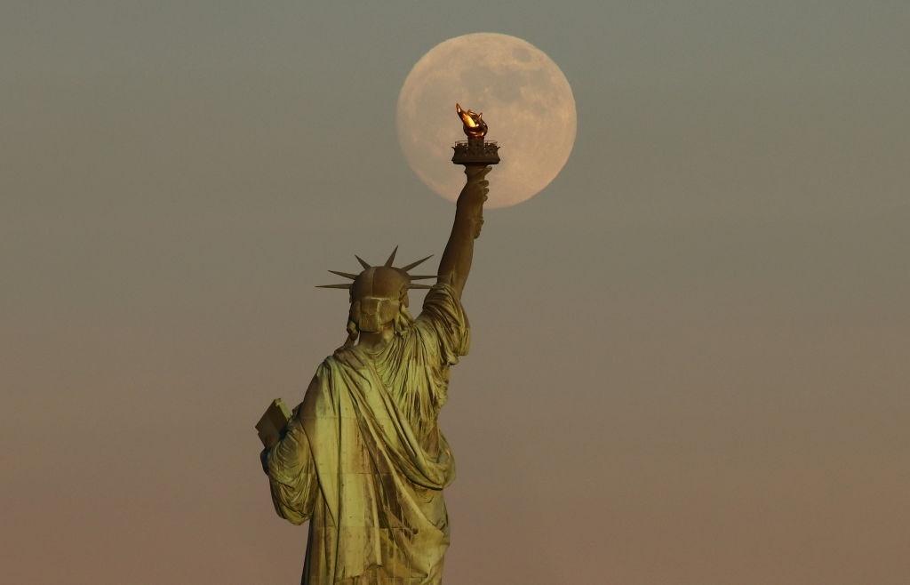 Lua de Morango: fenômeno é visto em diferentes partes do mundo; veja