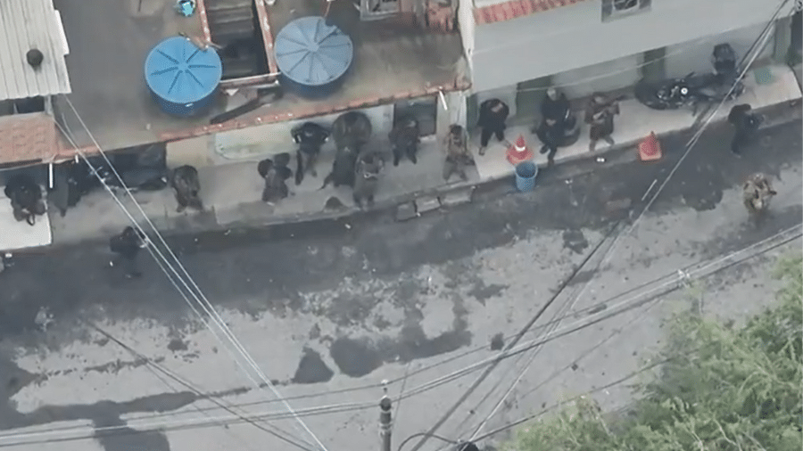 Imagens mostram fuga de criminosos armados durante a operação no Rio