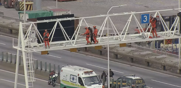 Ponte Rio-Niterói é fechada após homem escalar pórtico de sinalização no RJ