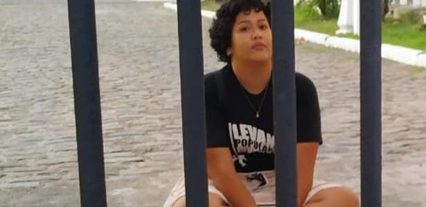 Jovem vai visitar túmulo, fica presa e é resgatada por bombeiros em ...