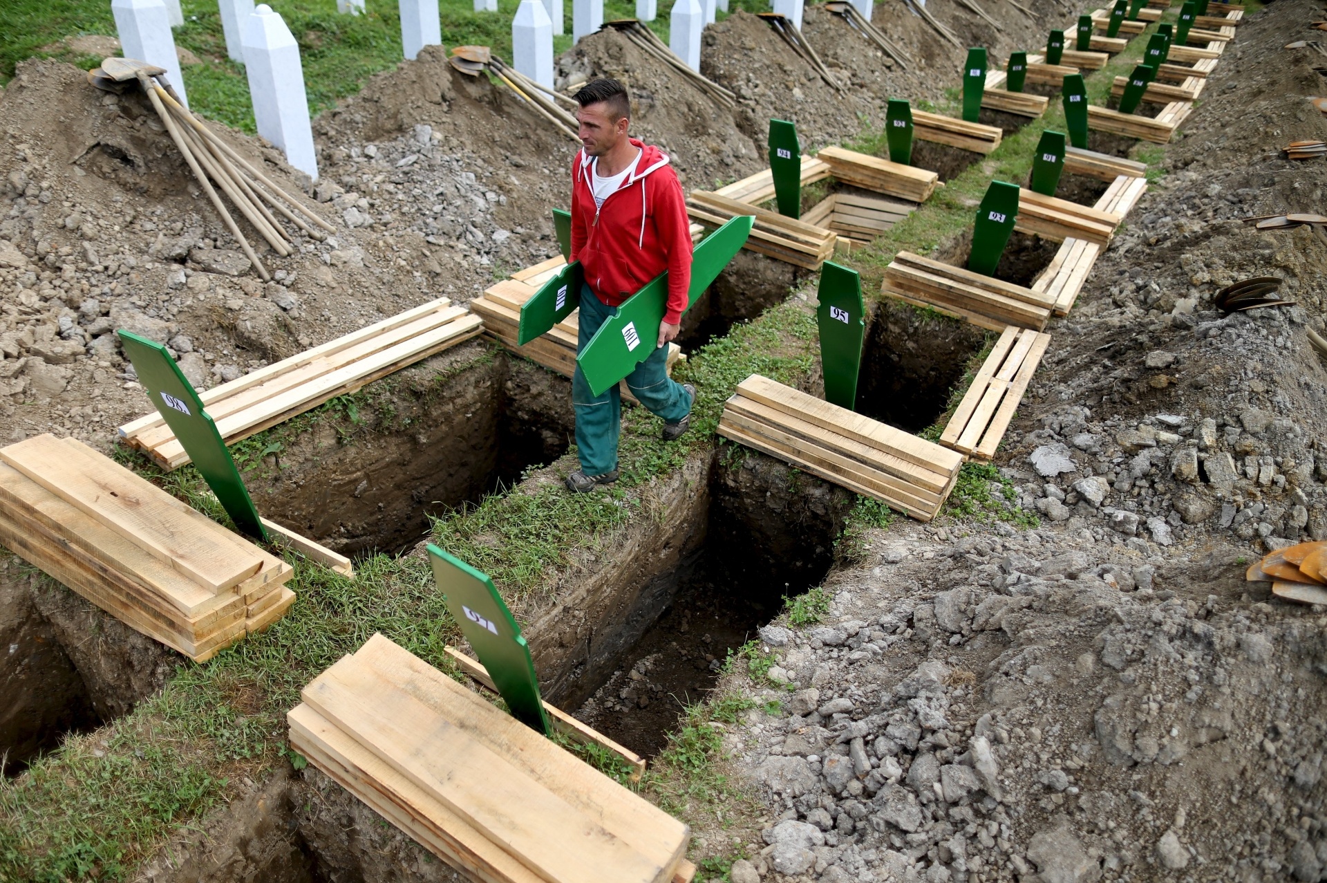 Fotos: Fotógrafo registra valas comuns 20 anos após o massacre de ...