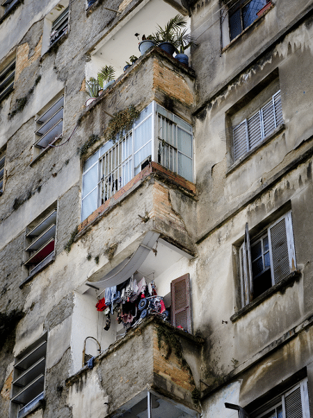 Atrás de grades: moradores vivem com medo em prédio precário em SP