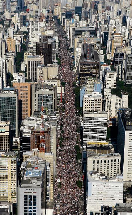 Parada LGBT+ faz 30 anos com queda de patrocínio e slogan sobre política