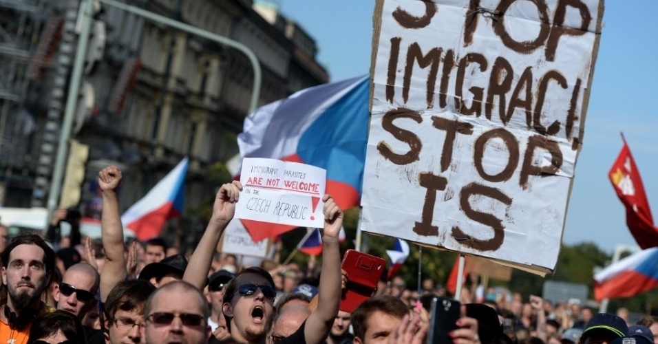 Manifestações a favor e contra refugiados são realizadas pelo mundo ...