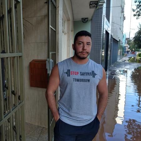 Família teme furtos e não sai de área alagada em Porto Alegre