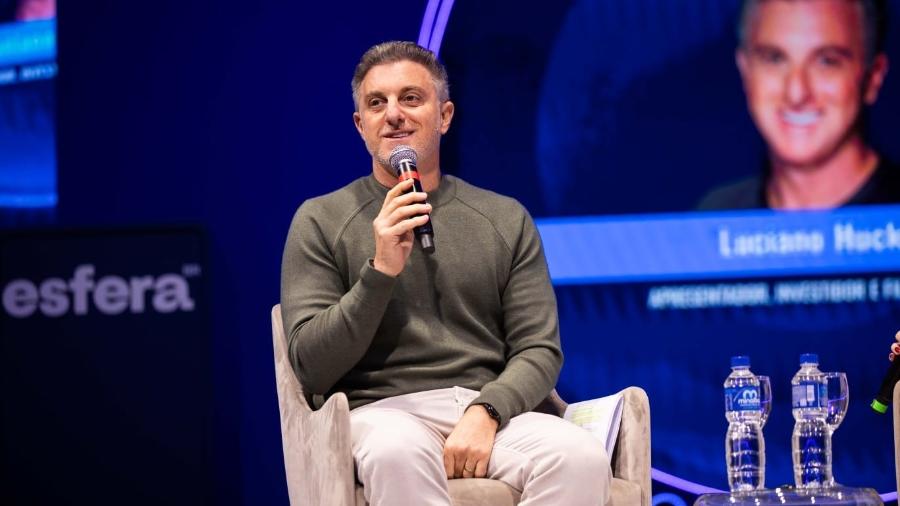 Huck faz discurso político e repete slogan de Eduardo Campos
