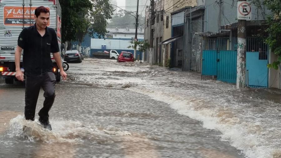 Temporal na madrugada causa alagamentos e queda de árvores em SP