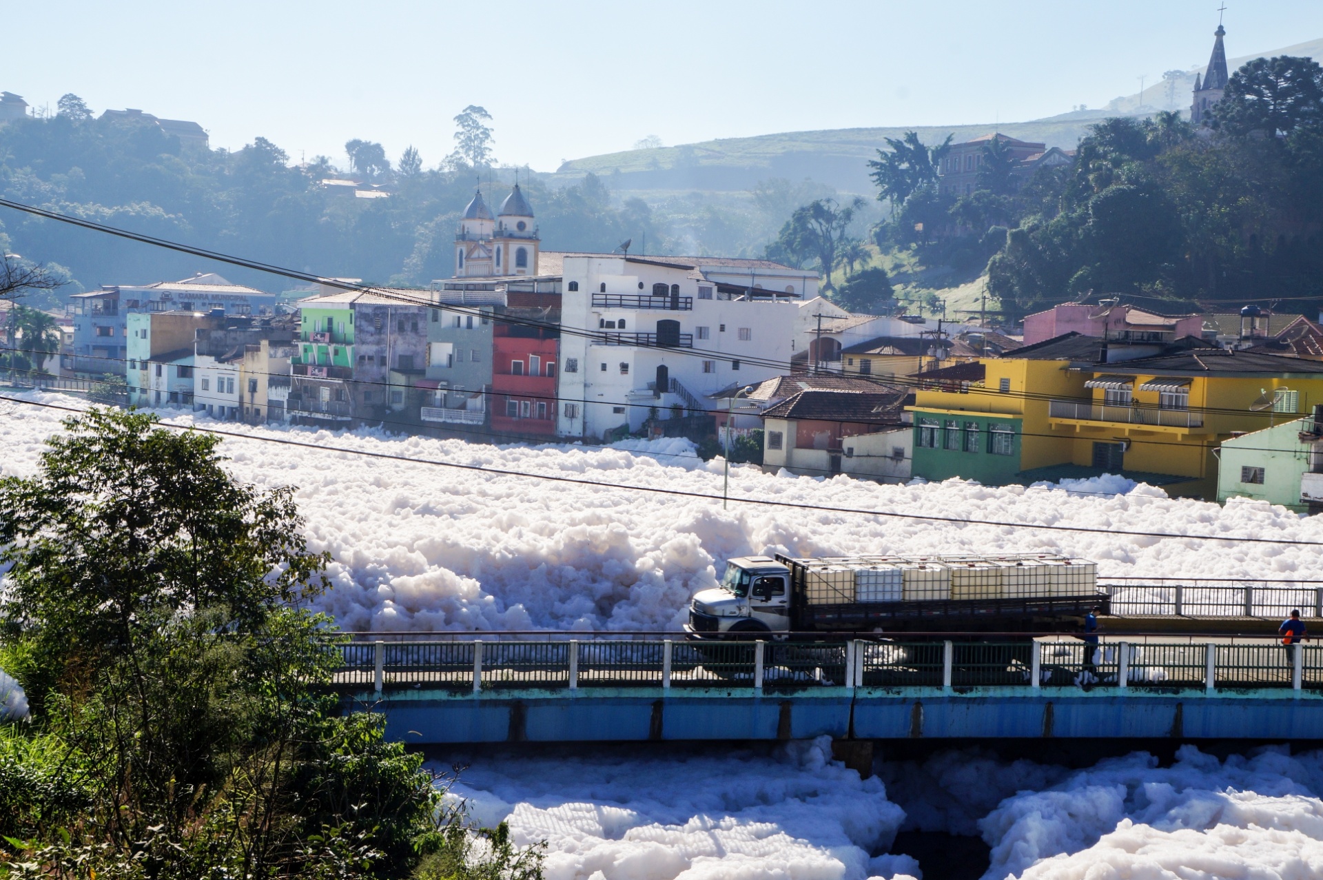 Espuma de poluição do rio Tietê invade ruas de Pirapora do Bom Jesus ...