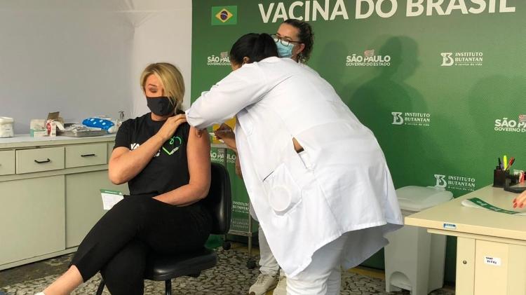 Doria e primeira-dama de SP são vacinados contra covid com a CoronaVac