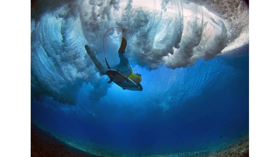 Fotos: Fotos submarinas revelam visual inusitado e fascinante do surfe ...