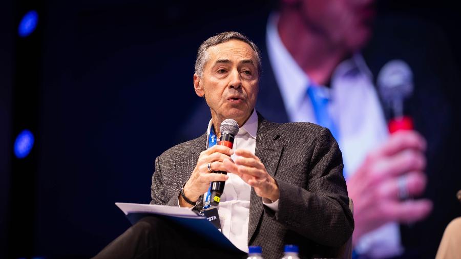 Em evento no litoral de SP, Barroso defende STF e critica custo eleitoral