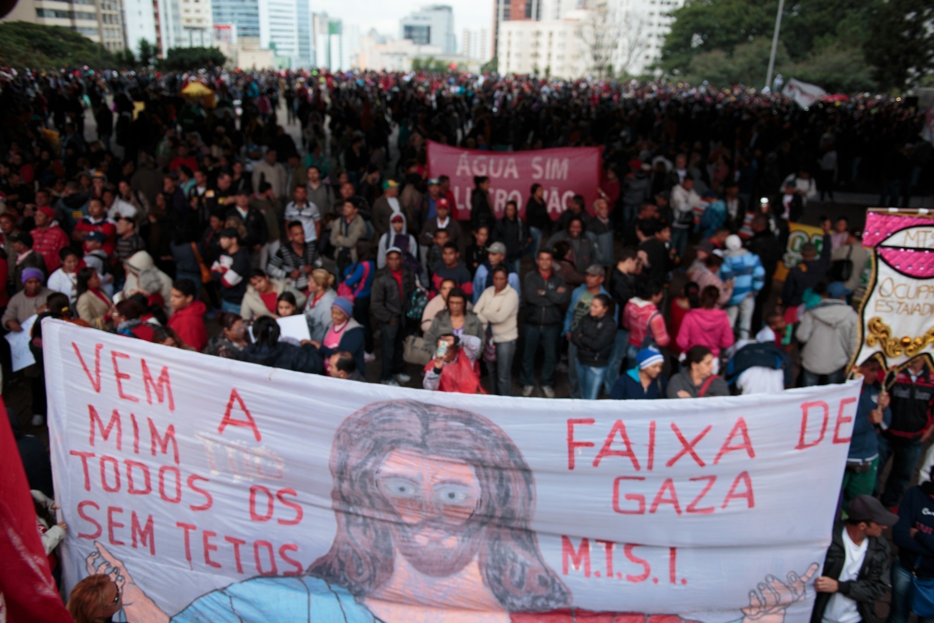 Fotos: MTST protesta contra governo e pede mais moradias em SP - 25/06 ...
