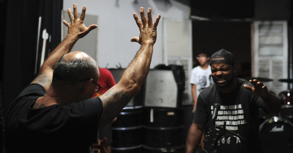 Metaleiros cristãos se encontram em igreja no Complexo da Maré - Fotos ...