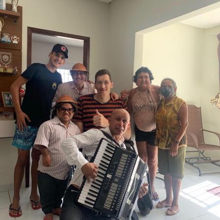 De vítima de bullying a homem mais alto do país, afinal, quem é Ninão?