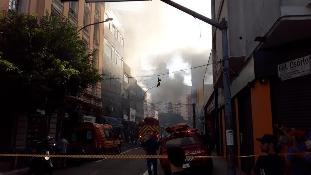 Incêndio atinge prédio no centro de São Paulo