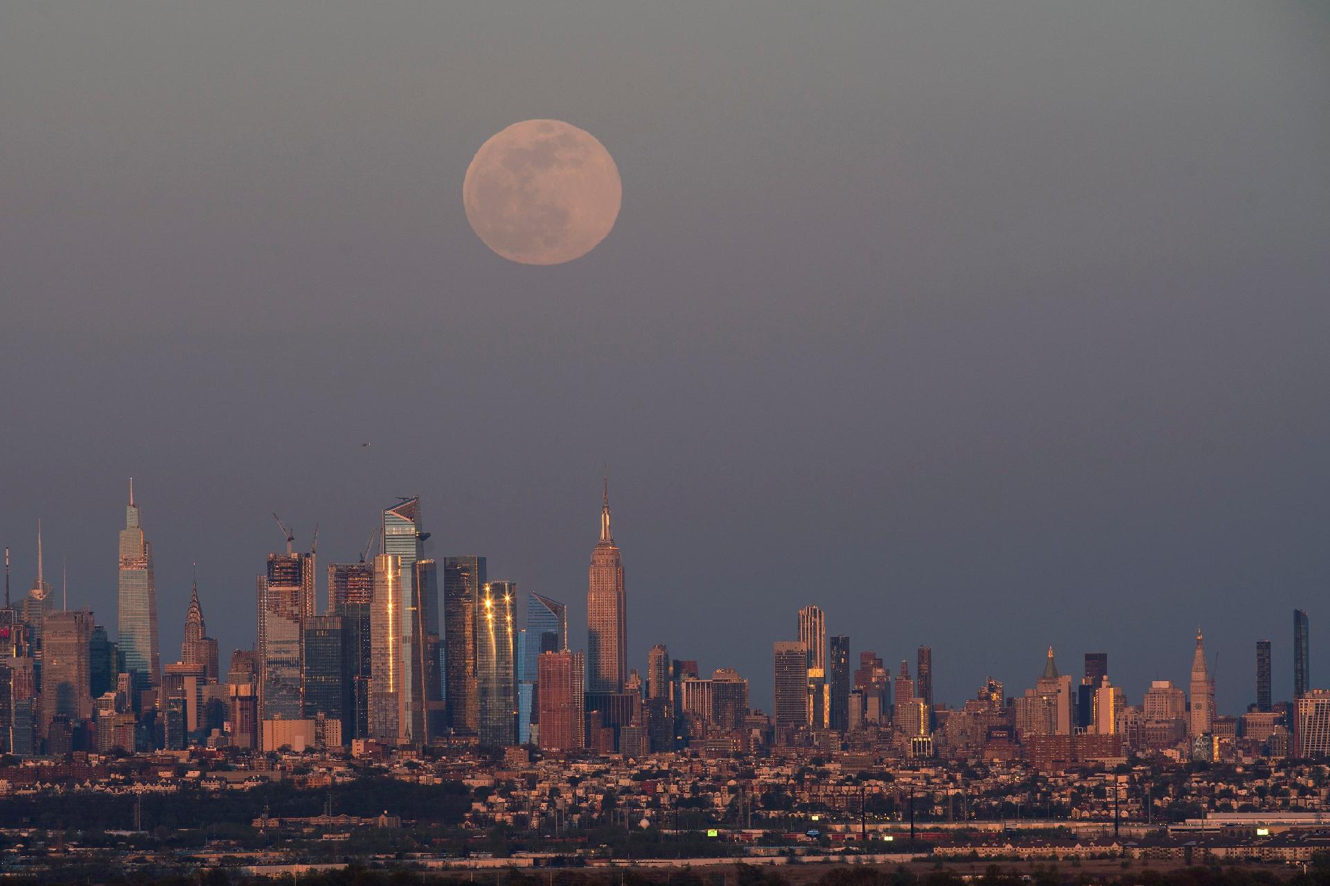 Superlua rosa é avistada no Brasil e no mundo; veja fotos