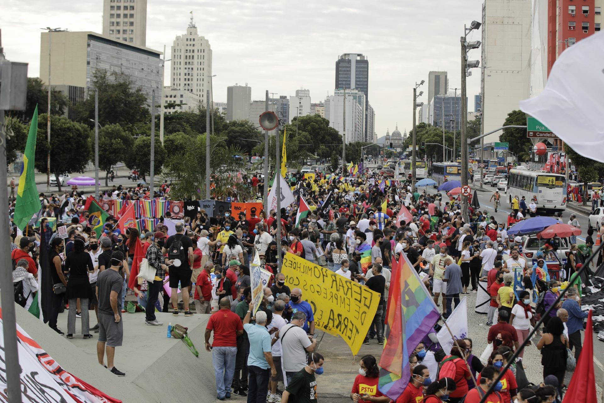 Protestos contra Bolsonaro acontecem em diversas cidades; veja imagens